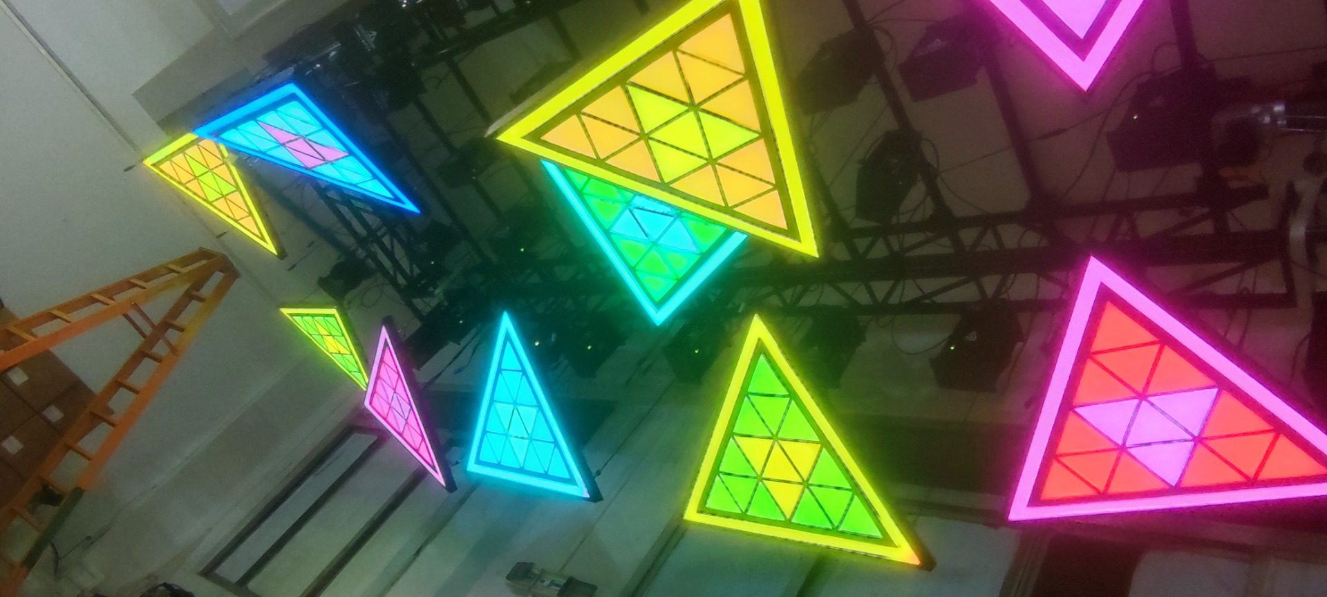 Motor Winch Kinetic Lighting System Lifting Triangle effect light ...