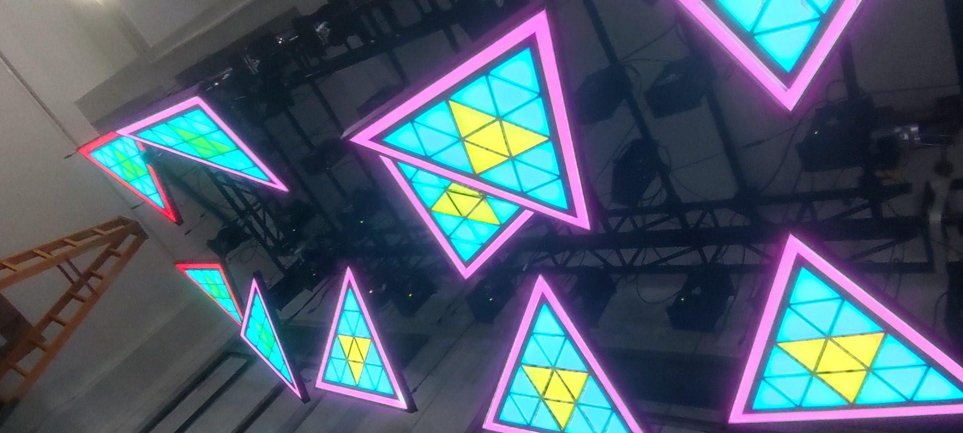 Motor Winch Kinetic Lighting System Lifting Triangle effect light ...